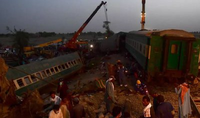 Toll rises from deadly Pakistan train crash as rescuers comb through ...