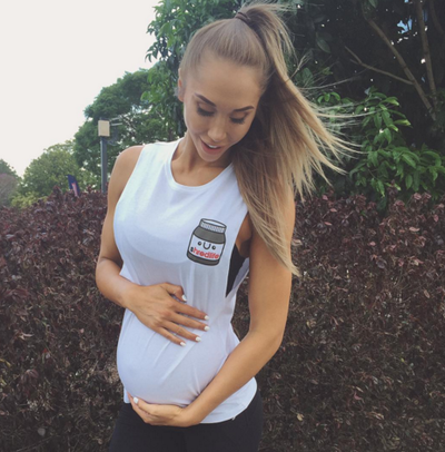 Pregnant Fitness model flaunts her abs