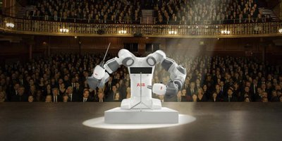 Robot 'conductor' steals the show from Italy's top tenor