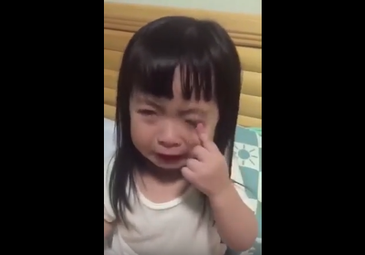 Sneaky baby scams mom with fake tears