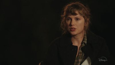 VIDEO: Taylor Swift stops performance to help fan in distress