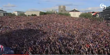 Thousands of Icelanders do The Viking Thunder-Clap