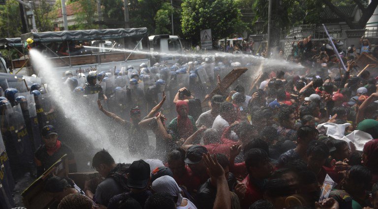 Water cannon repel anti-Trump protesters