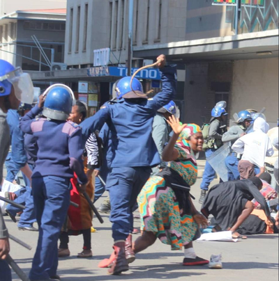 Zimbabwe bus fire kills 42: police